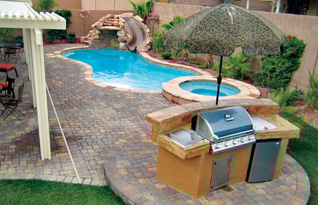 5 Poolside Features for More Comfort & Leisure