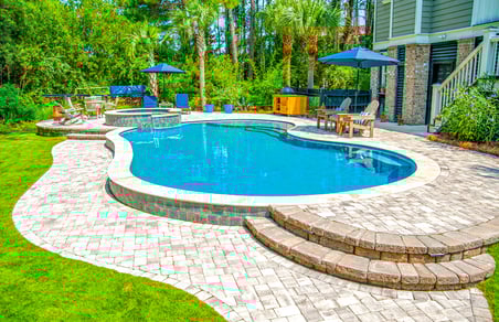 5 Poolside Features for More Comfort & Leisure